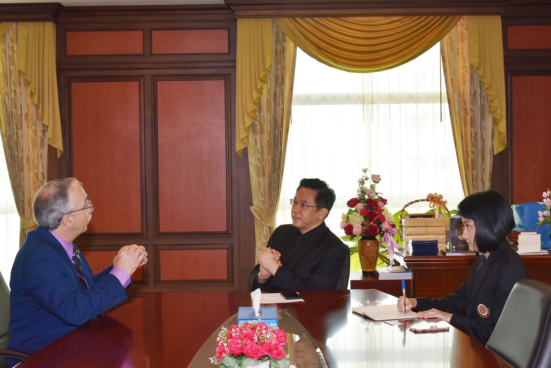 Dr. Gerard L. Hanley, California State University เยือนสถาบัน - สถาบัน ...